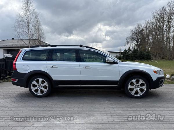 White Volvo XC70 2012 in Tartu, with an engine capacity of 2.40 L and mileage of 302 thousand km for 7900 €, photo 4 on AUTOMOTO.COM.LV