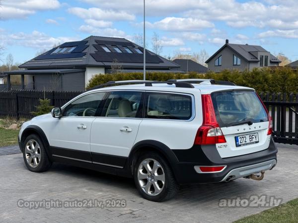 White Volvo XC70 2012 in Tartu, with an engine capacity of 2.40 L and mileage of 302 thousand km for 7900 €, photo 7 on AUTOMOTO.COM.LV