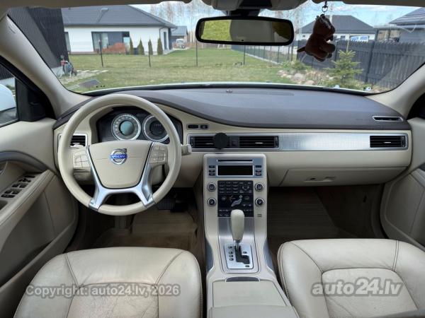 White Volvo XC70 2012 in Tartu, with an engine capacity of 2.40 L and mileage of 302 thousand km for 7900 €, photo 8 on AUTOMOTO.COM.LV