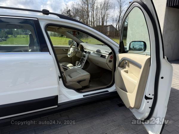 White Volvo XC70 2012 in Tartu, with an engine capacity of 2.40 L and mileage of 302 thousand km for 7900 €, photo 9 on AUTOMOTO.COM.LV