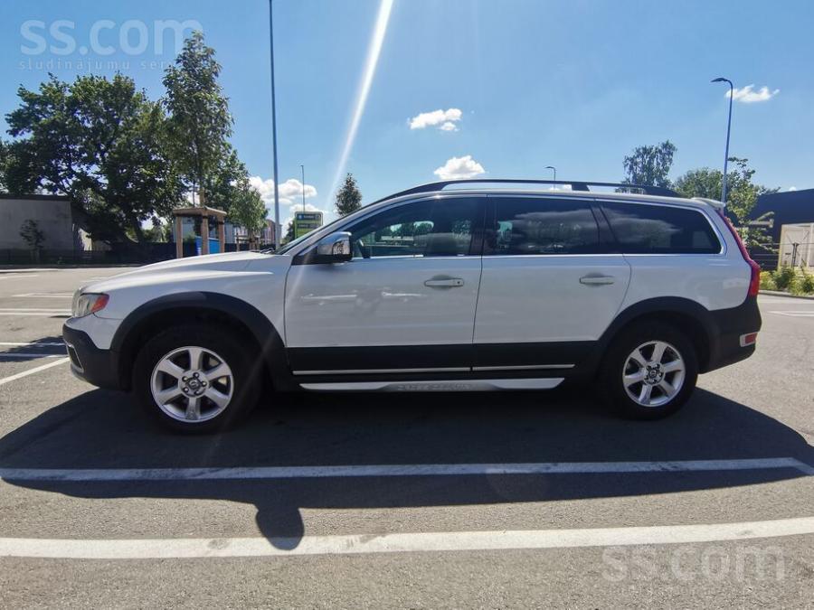 White Volvo XC70 2012 in Riga, with an engine capacity of 2.00 L and mileage of 310 thousand km for 6700 €, photo 4 on AUTOMOTO.COM.LV