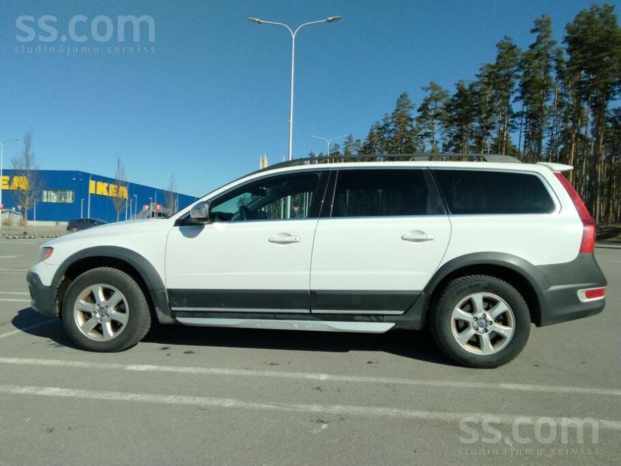 White Volvo XC70 2012 in Riga, with an engine capacity of 2.00 L and mileage of 310 thousand km for 7150 €, photo 4 on AUTOMOTO.COM.LV