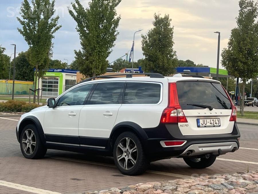 White Volvo XC70 2012 in Ventspils, with an engine capacity of 2.40 L and mileage of 500 thousand km for 9900 €, photo 5 on AUTOMOTO.COM.LV