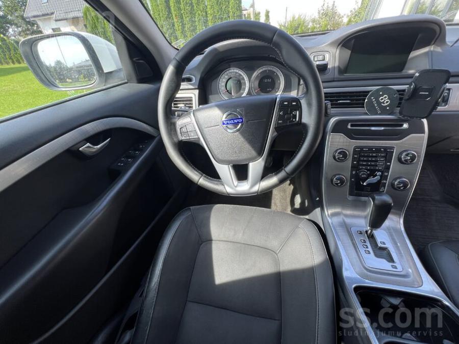 White Volvo XC70 2012 in Ventspils, with an engine capacity of 2.40 L and mileage of 500 thousand km for 9900 €, photo 12 on AUTOMOTO.COM.LV