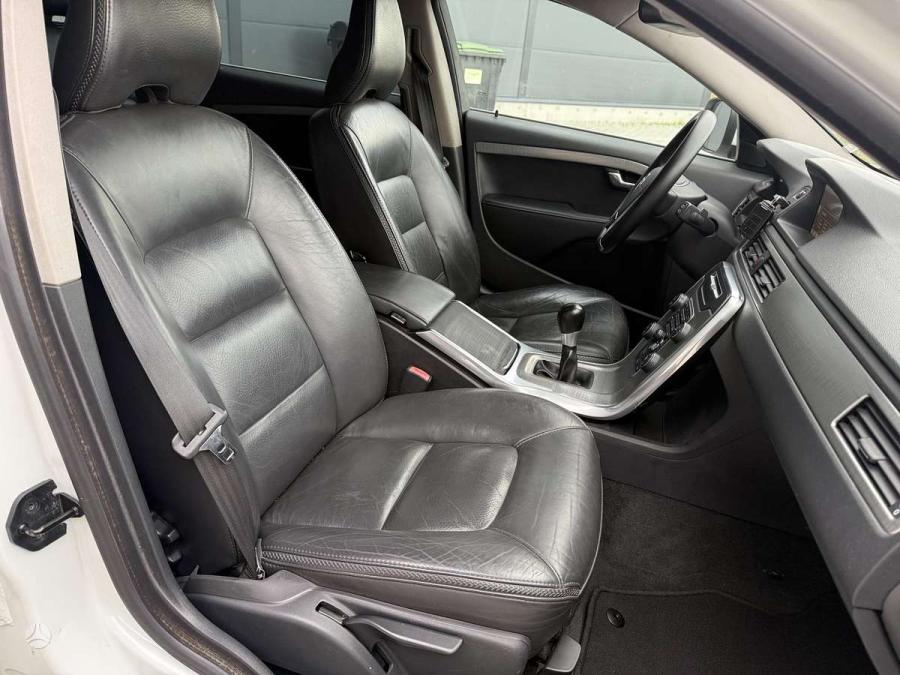 Balts Volvo XC70 2012 Šauļi, ar dzinēja tilpumu 1.98 L un nobraukumu 306 tūkst. km par 7200 €, foto 12 vietnē AUTOMOTO.COM.LV