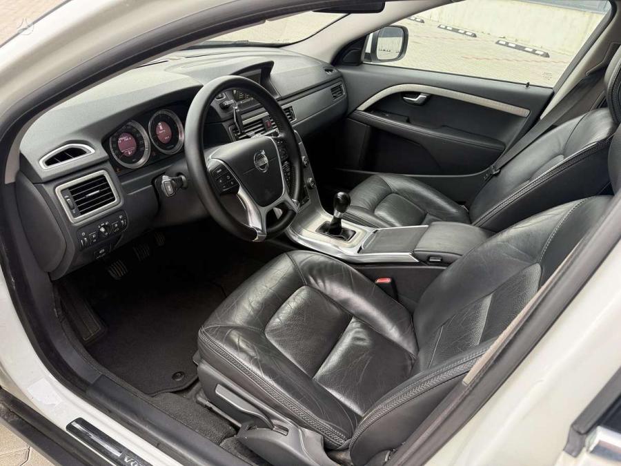 Balts Volvo XC70 2012 Šauļi, ar dzinēja tilpumu 1.98 L un nobraukumu 306 tūkst. km par 7200 €, foto 13 vietnē AUTOMOTO.COM.LV
