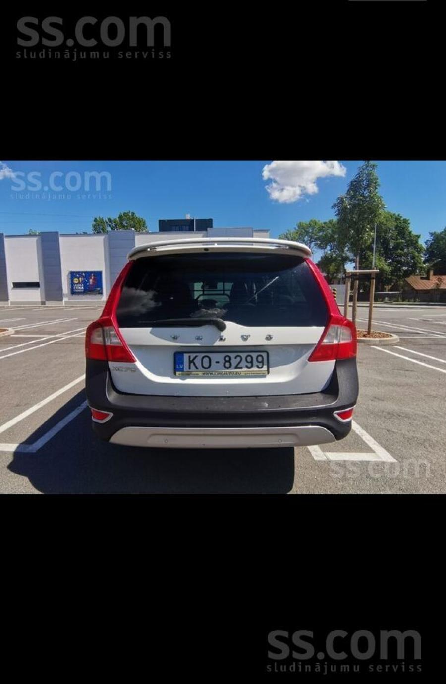 White Volvo XC70 2012 in Riga, with an engine capacity of 2.00 L and mileage of 319 thousand km for 7000 €, photo 7 on AUTOMOTO.COM.LV
