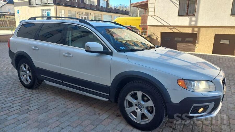 White Volvo XC70 2013 in Riga, with an engine capacity of 2.40 L and mileage of 0 thousand km for 10150 €, photo 1 on AUTOMOTO.COM.LV