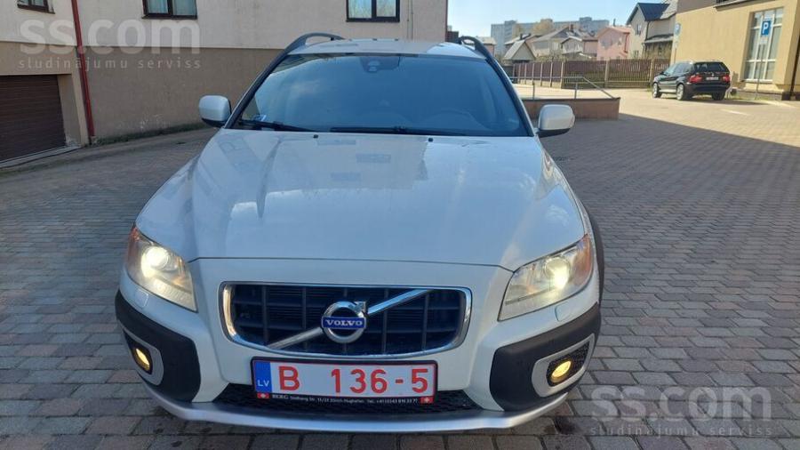 White Volvo XC70 2013 in Riga, with an engine capacity of 2.40 L and mileage of 0 thousand km for 10150 €, photo 3 on AUTOMOTO.COM.LV