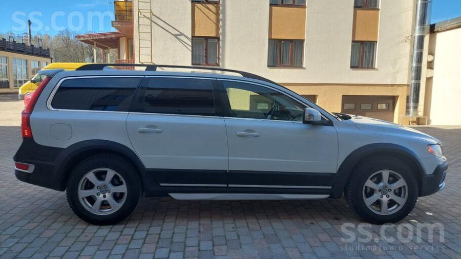 White Volvo XC70 2013 in Riga, with an engine capacity of 2.40 L and mileage of 0 thousand km for 10150 €, photo 5 on AUTOMOTO.COM.LV