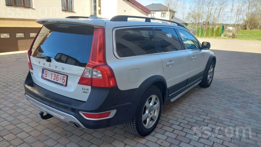 White Volvo XC70 2013 in Riga, with an engine capacity of 2.40 L and mileage of 0 thousand km for 10150 €, photo 8 on AUTOMOTO.COM.LV