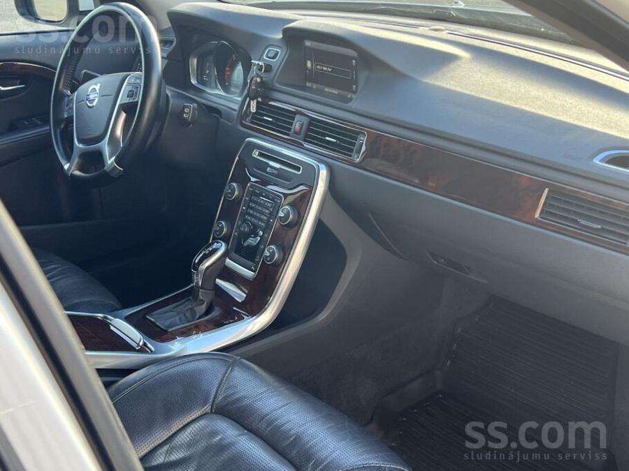 Balts Volvo XC70 2013 Rīga, ar dzinēja tilpumu 2.40 L un nobraukumu 318 tūkst. km par 10200 €, foto 12 vietnē AUTOMOTO.COM.LV