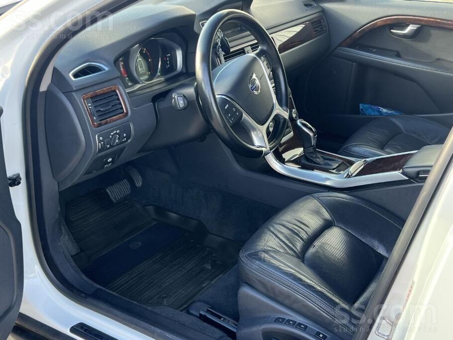Balts Volvo XC70 2013 Rīga, ar dzinēja tilpumu 2.40 L un nobraukumu 318 tūkst. km par 10200 €, foto 19 vietnē AUTOMOTO.COM.LV