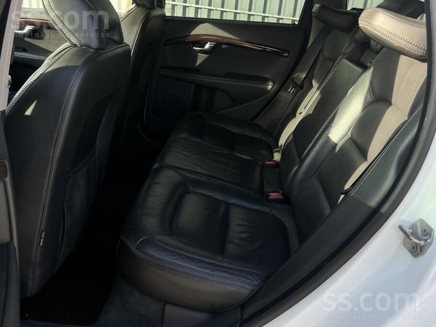 Balts Volvo XC70 2013 Rīga, ar dzinēja tilpumu 2.40 L un nobraukumu 318 tūkst. km par 10200 €, foto 24 vietnē AUTOMOTO.COM.LV