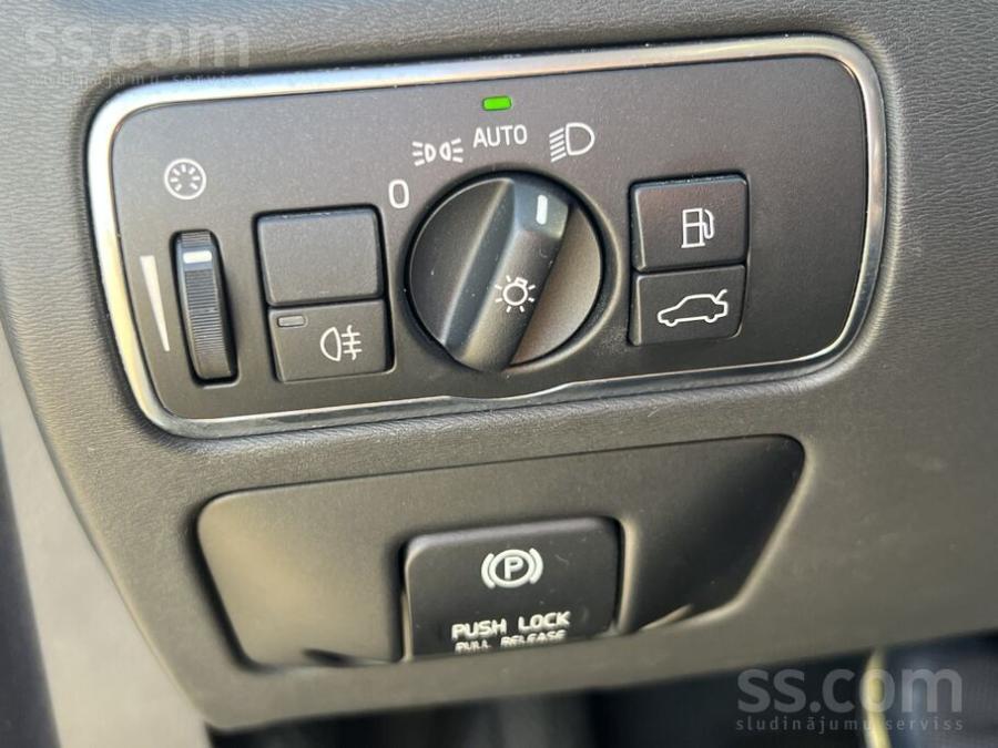 Balts Volvo XC70 2013 Rīga, ar dzinēja tilpumu 2.40 L un nobraukumu 318 tūkst. km par 10200 €, foto 25 vietnē AUTOMOTO.COM.LV