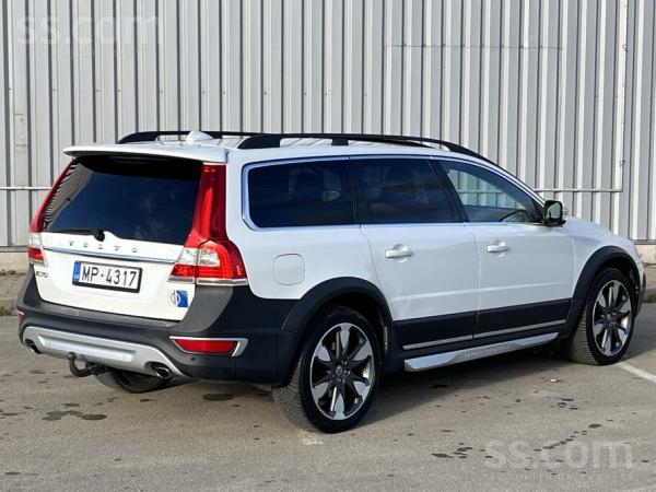 White Volvo XC70 2013 in Riga, with an engine capacity of 2.40 L and mileage of 318 thousand km for 10200 €, photo 4 on AUTOMOTO.COM.LV