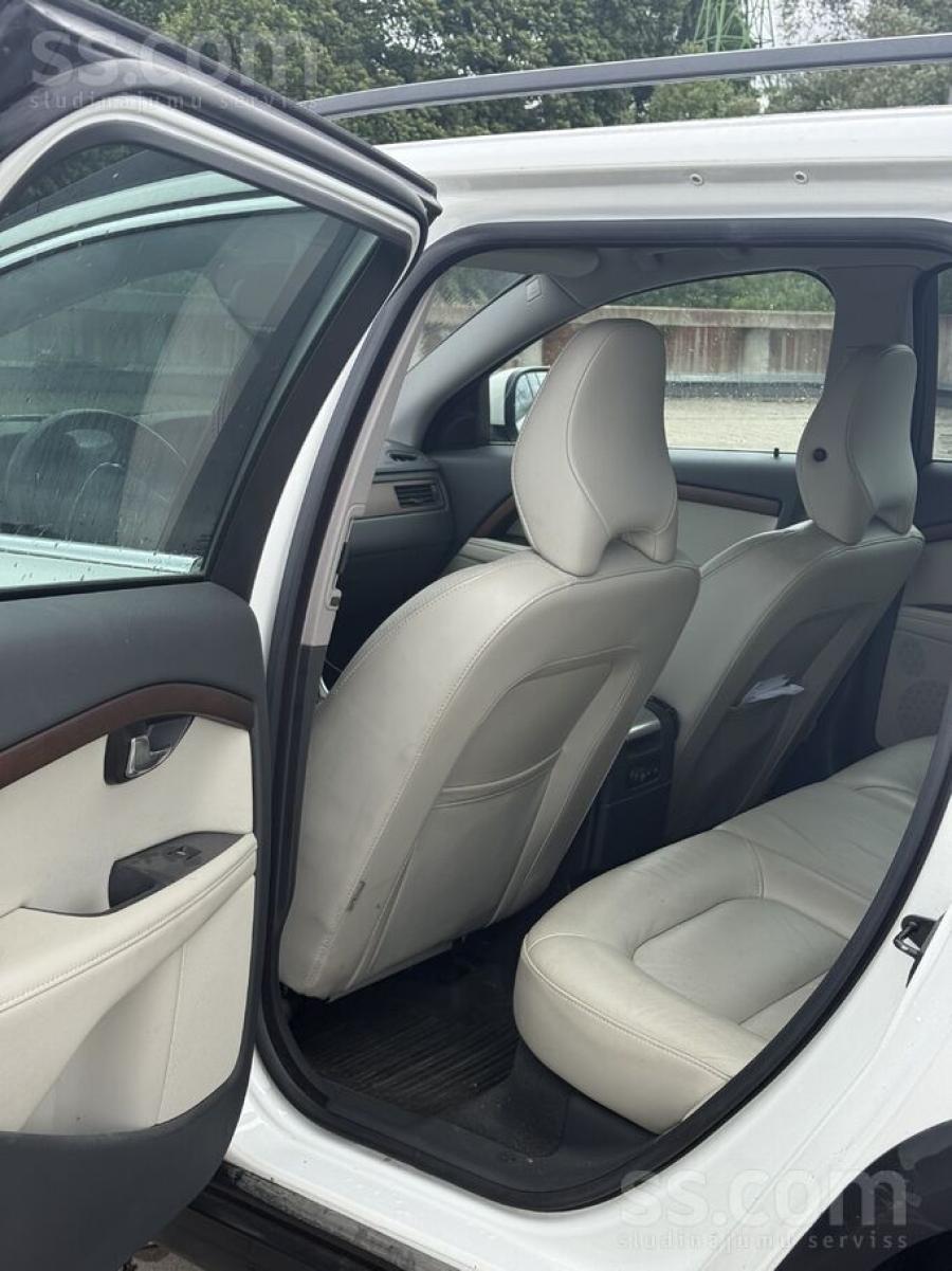 Balts Volvo XC70 2013 Rīga, ar dzinēja tilpumu 2.40 L un nobraukumu 250 tūkst. km par 11900 €, foto 12 vietnē AUTOMOTO.COM.LV