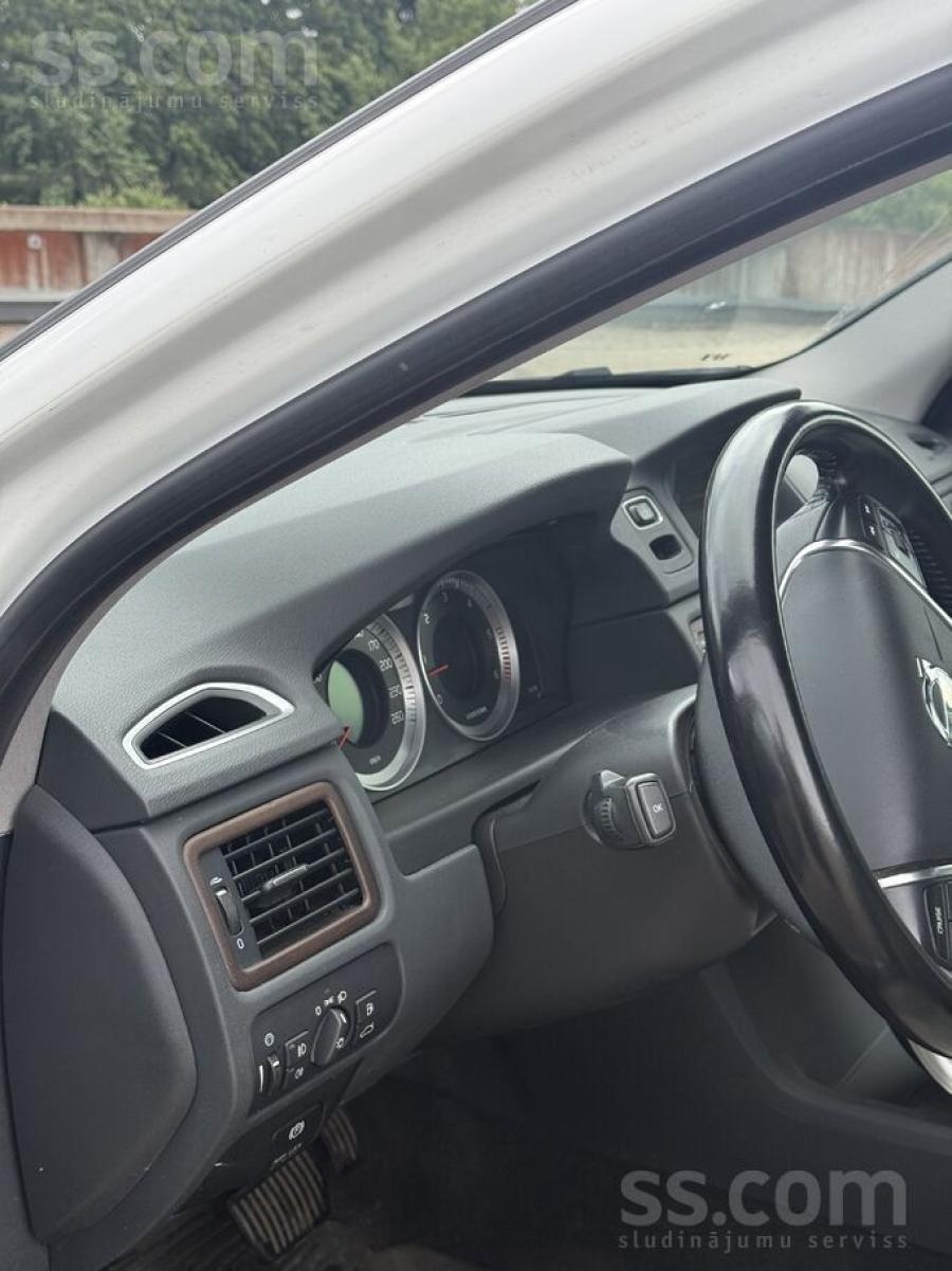 Balts Volvo XC70 2013 Rīga, ar dzinēja tilpumu 2.40 L un nobraukumu 250 tūkst. km par 11900 €, foto 13 vietnē AUTOMOTO.COM.LV