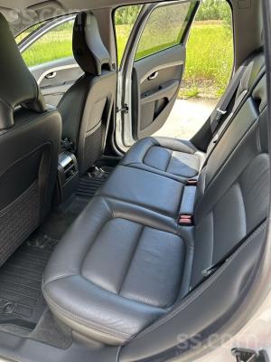 White Volvo XC70 2013 in Riga, with an engine capacity of 2.40 L and mileage of 265 thousand km for 11800 €, photo 9 on AUTOMOTO.COM.LV