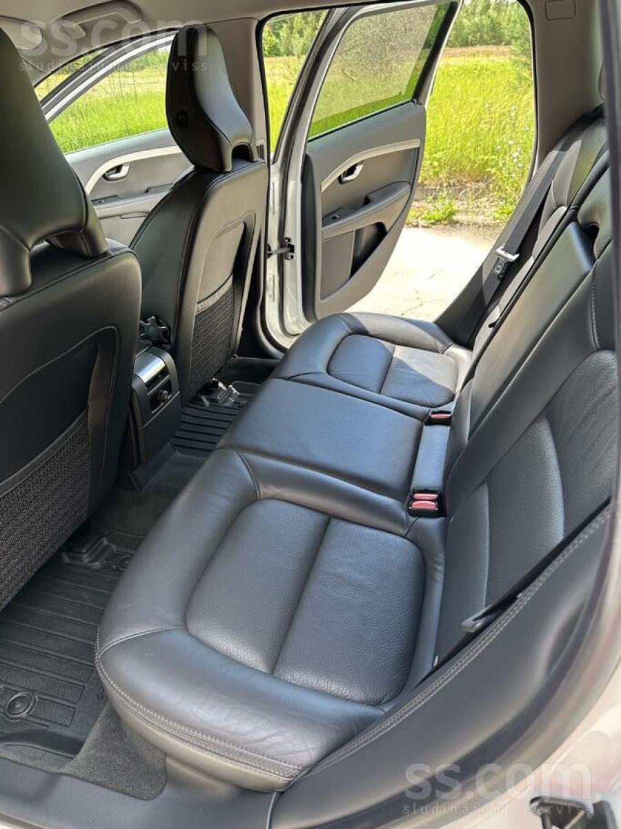 White Volvo XC70 2013 in Riga, with an engine capacity of 2.40 L and mileage of 265 thousand km for 11800 €, photo 9 on AUTOMOTO.COM.LV