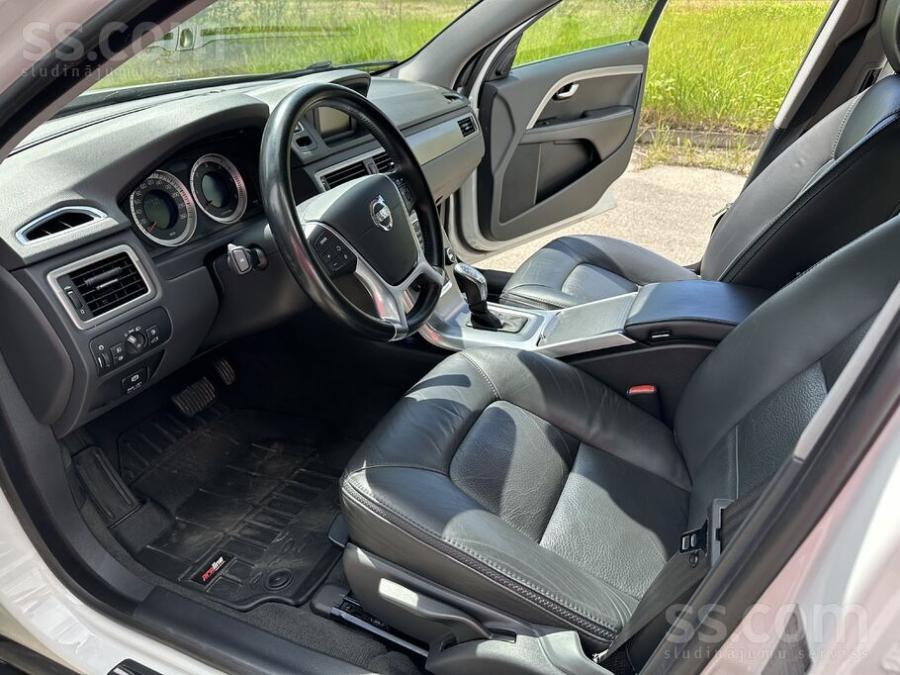 White Volvo XC70 2013 in Riga, with an engine capacity of 2.40 L and mileage of 265 thousand km for 11800 €, photo 10 on AUTOMOTO.COM.LV
