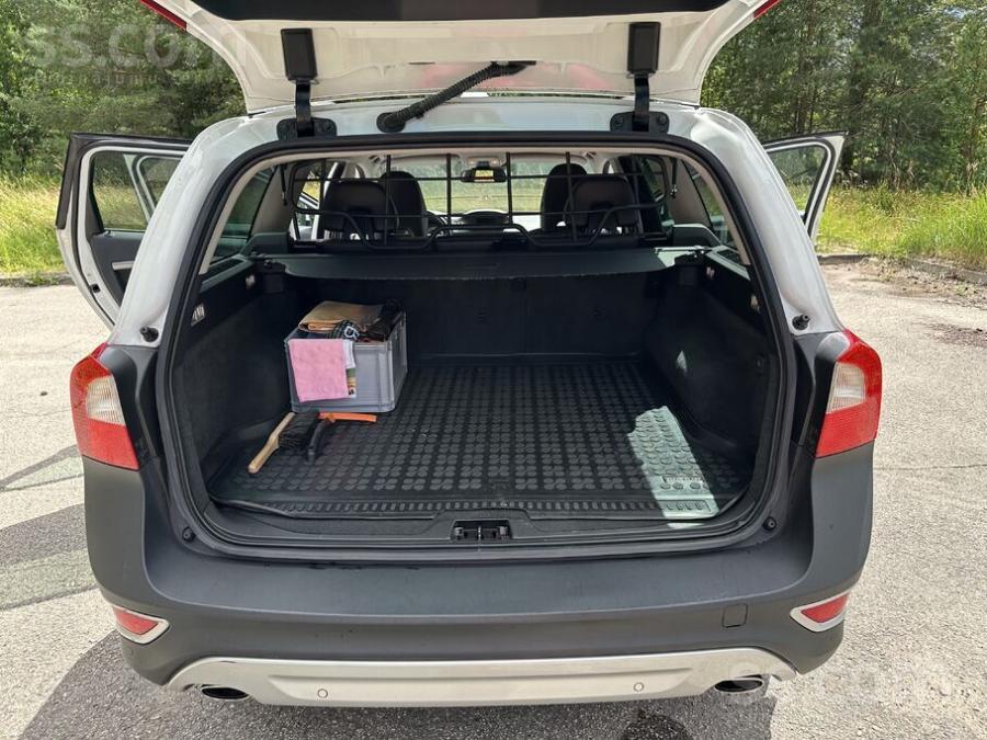 White Volvo XC70 2013 in Riga, with an engine capacity of 2.40 L and mileage of 265 thousand km for 11800 €, photo 12 on AUTOMOTO.COM.LV
