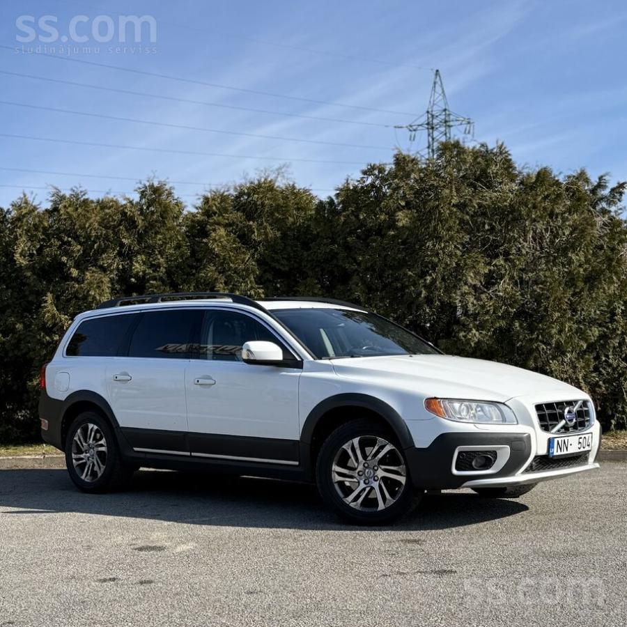 White Volvo XC70 2013 in Riga, with an engine capacity of 2.40 L and mileage of 343 thousand km for 9200 €, photo 4 on AUTOMOTO.COM.LV