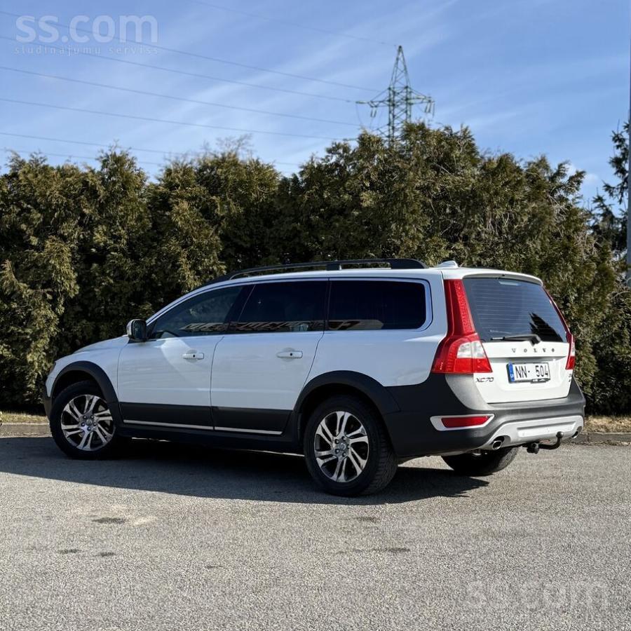 White Volvo XC70 2013 in Riga, with an engine capacity of 2.40 L and mileage of 343 thousand km for 9200 €, photo 6 on AUTOMOTO.COM.LV