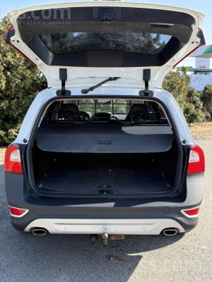 White Volvo XC70 2013 in Riga, with an engine capacity of 2.40 L and mileage of 343 thousand km for 9200 €, photo 8 on AUTOMOTO.COM.LV