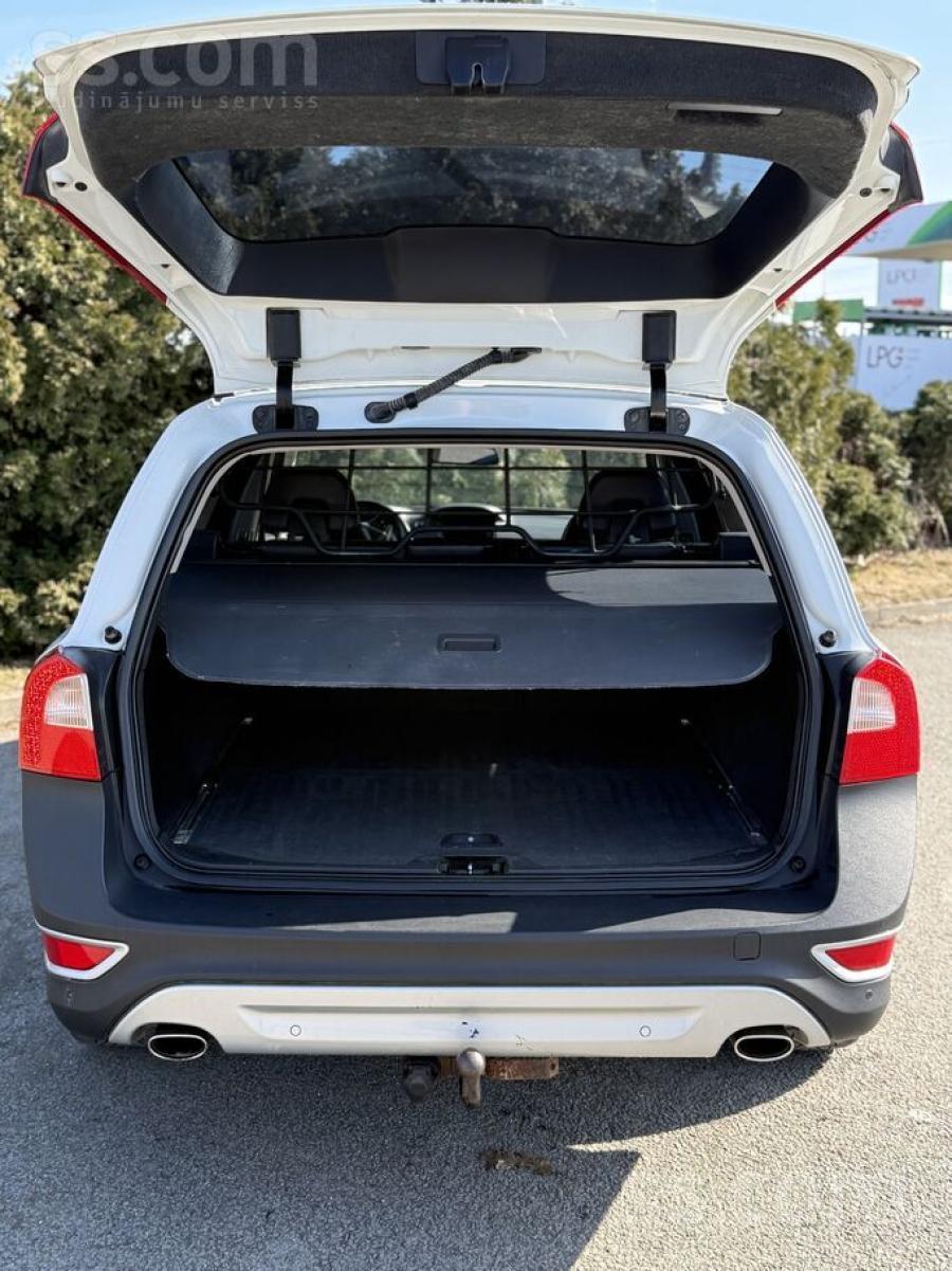 White Volvo XC70 2013 in Riga, with an engine capacity of 2.40 L and mileage of 343 thousand km for 9200 €, photo 8 on AUTOMOTO.COM.LV