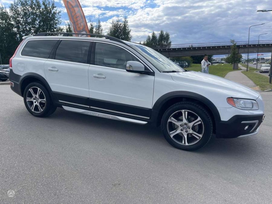White Volvo XC70 2013 in Kaunas, with an engine capacity of 1.98 L and mileage of 267 thousand km for 9550 €, photo 8 on AUTOMOTO.COM.LV