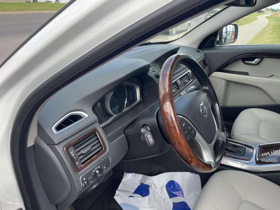 White Volvo XC70 2013 in Kaunas, with an engine capacity of 1.98 L and mileage of 267 thousand km for 9550 €, photo 19 on AUTOMOTO.COM.LV