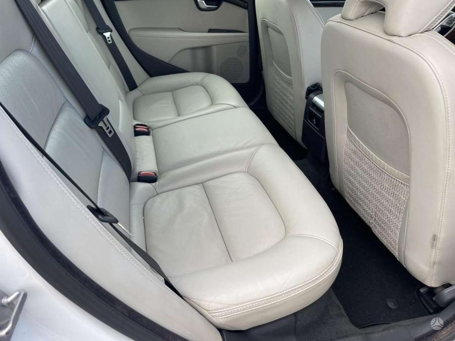 White Volvo XC70 2013 in Kaunas, with an engine capacity of 1.98 L and mileage of 267 thousand km for 9550 €, photo 28 on AUTOMOTO.COM.LV