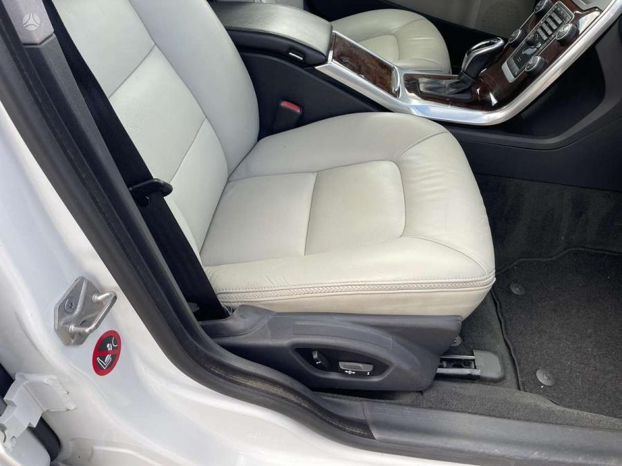 White Volvo XC70 2013 in Kaunas, with an engine capacity of 1.98 L and mileage of 267 thousand km for 9550 €, photo 29 on AUTOMOTO.COM.LV