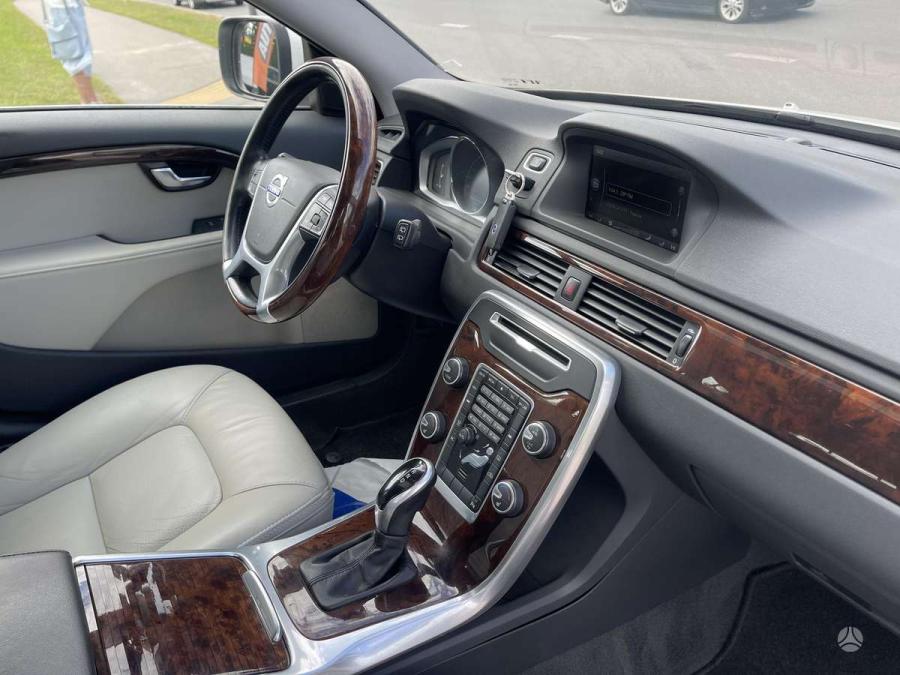 White Volvo XC70 2013 in Kaunas, with an engine capacity of 1.98 L and mileage of 267 thousand km for 9550 €, photo 31 on AUTOMOTO.COM.LV