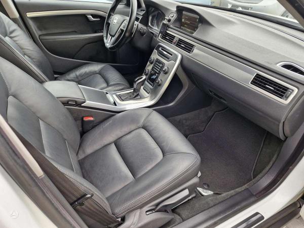 Volvo XC70 2013 Viļņa vietnē Balts Volvo XC70 2013 Viļņa, ar dzinēja tilpumu 2.95 L un nobraukumu 214 tūkst. km par 9900 €, foto 11 vietnē AUTOMOTO.COM.LV
