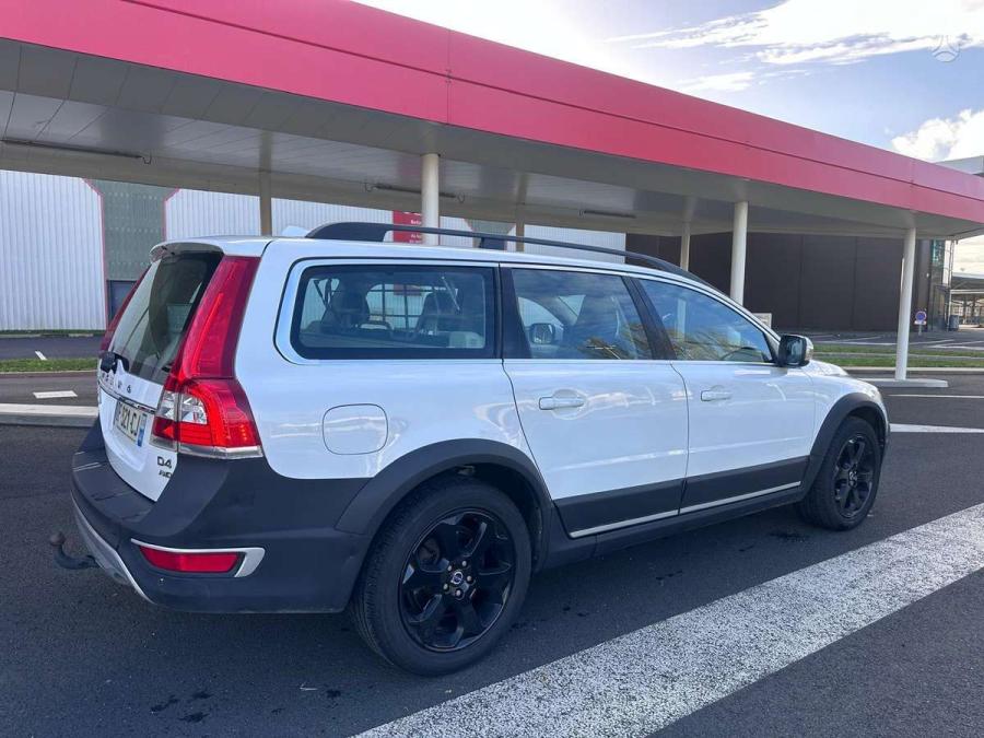White Volvo XC70 2014 in Siauliai, with an engine capacity of 2.39 L and mileage of 293 thousand km for 8850 €, photo 1 on AUTOMOTO.COM.LV