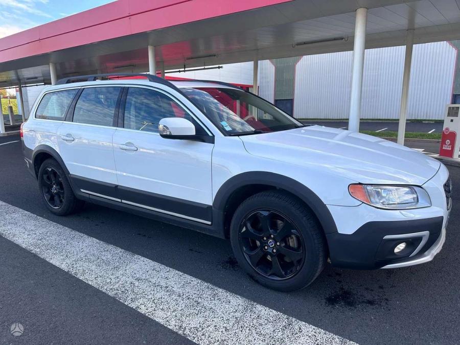 White Volvo XC70 2014 in Siauliai, with an engine capacity of 2.39 L and mileage of 293 thousand km for 8850 €, photo 2 on AUTOMOTO.COM.LV