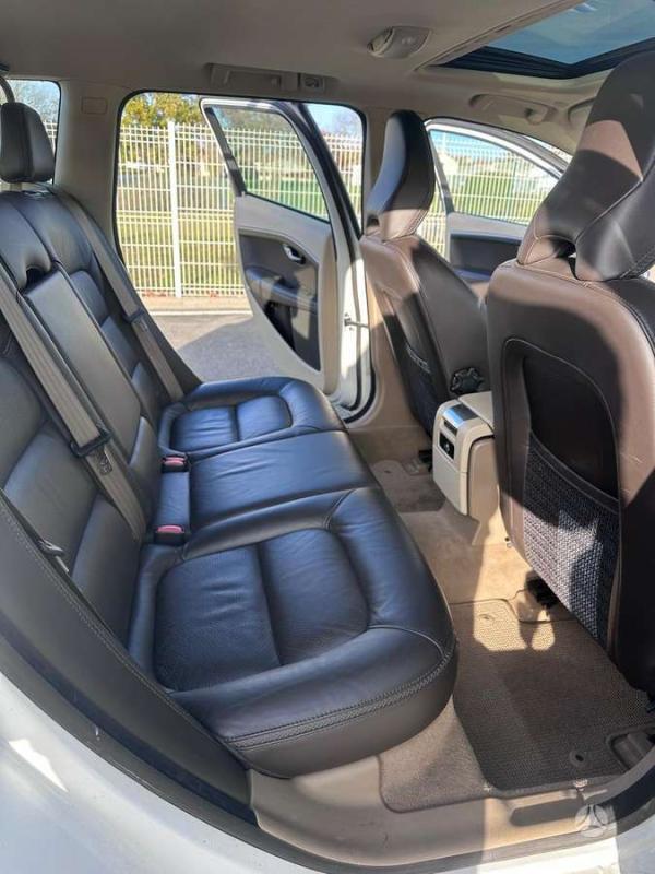 Balts Volvo XC70 2014 Šauļi, ar dzinēja tilpumu 2.39 L un nobraukumu 293 tūkst. km par 8850 €, foto 5 vietnē AUTOMOTO.COM.LV