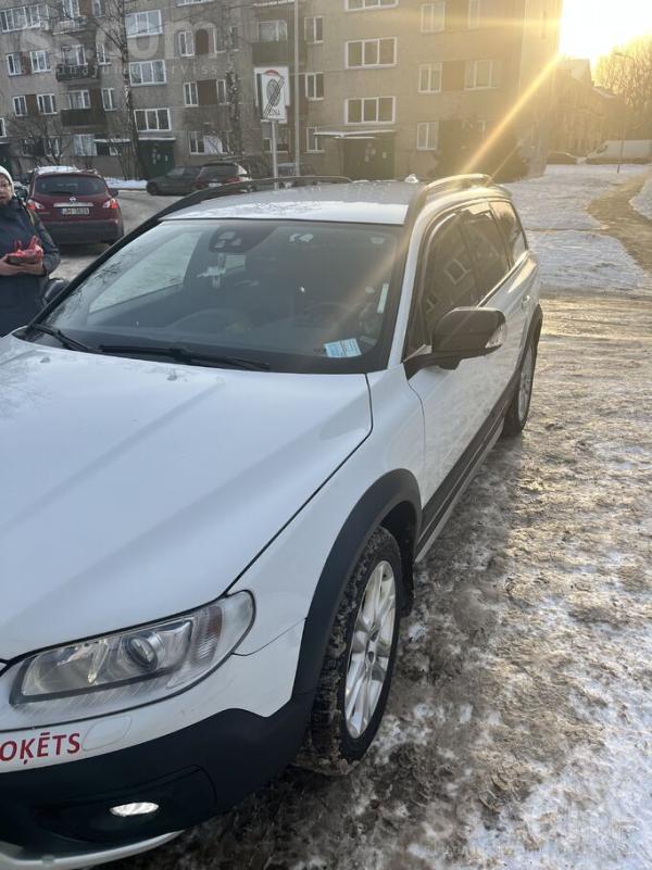 White Volvo XC70 2014 in Riga, with an engine capacity of 2.40 L and mileage of 303 thousand km for 10500 €, photo 2 on AUTOMOTO.COM.LV