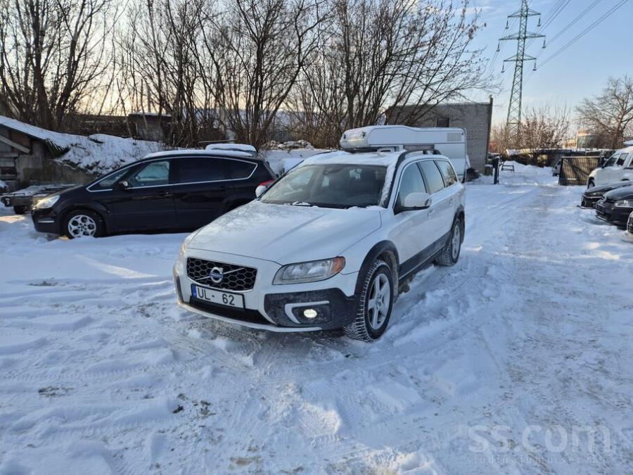White Volvo XC70 2014 in Riga, with an engine capacity of 2.40 L and mileage of 281 thousand km for 10390 €, photo 4 on AUTOMOTO.COM.LV