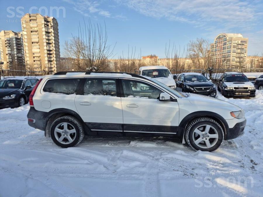 White Volvo XC70 2014 in Riga, with an engine capacity of 2.40 L and mileage of 281 thousand km for 10390 €, photo 5 on AUTOMOTO.COM.LV