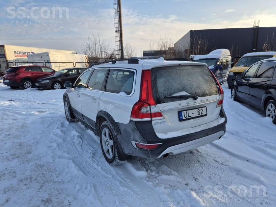 White Volvo XC70 2014 in Riga, with an engine capacity of 2.40 L and mileage of 281 thousand km for 10390 €, photo 8 on AUTOMOTO.COM.LV