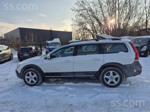 White Volvo XC70 2014 in Riga, with an engine capacity of 2.40 L and mileage of 281 thousand km for 10390 €, photo 9 on AUTOMOTO.COM.LV