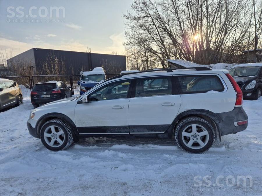 White Volvo XC70 2014 in Riga, with an engine capacity of 2.40 L and mileage of 281 thousand km for 10390 €, photo 9 on AUTOMOTO.COM.LV