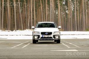 White Volvo XC70 2014 in Riga, with an engine capacity of 2.40 L and mileage of 281 thousand km for 9390 €, photo 4 on AUTOMOTO.COM.LV