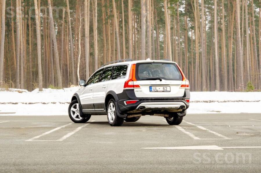 White Volvo XC70 2014 in Riga, with an engine capacity of 2.40 L and mileage of 281 thousand km for 9390 €, photo 9 on AUTOMOTO.COM.LV