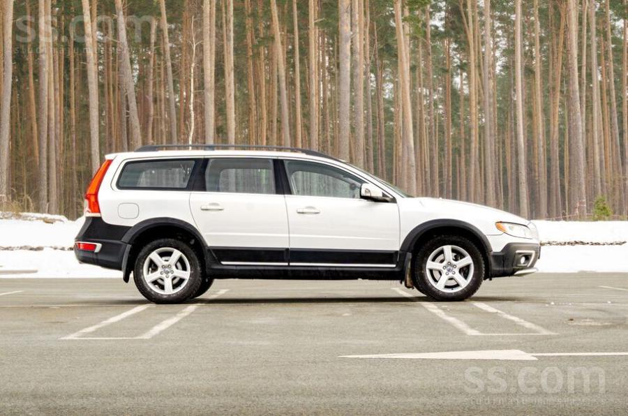 White Volvo XC70 2014 in Riga, with an engine capacity of 2.40 L and mileage of 281 thousand km for 9390 €, photo 10 on AUTOMOTO.COM.LV