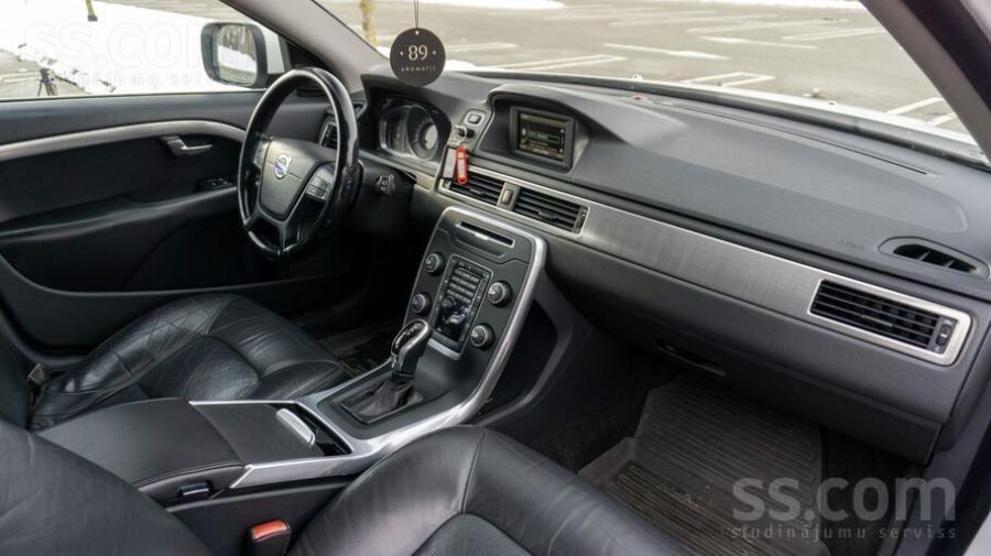 White Volvo XC70 2014 in Riga, with an engine capacity of 2.40 L and mileage of 281 thousand km for 9390 €, photo 12 on AUTOMOTO.COM.LV