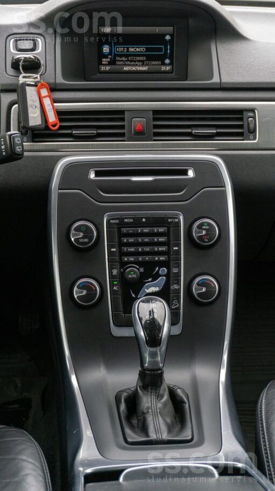 White Volvo XC70 2014 in Riga, with an engine capacity of 2.40 L and mileage of 281 thousand km for 9390 €, photo 14 on AUTOMOTO.COM.LV